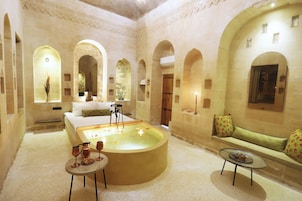 Romantic Suite with Mesopotamian View | Lençóis de algodão egípcio, roupa de alta qualidade, edredões de penas 