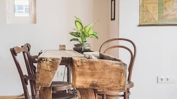 Apartamento, 2 quartos, sacada, vista para o jardim | Sala de jantar