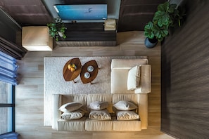 Uma sala de estar moderna com sofá, mesa de centro e televisão de tela plana.