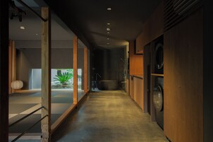 Casa de banho moderna com banheira, sanita e lavatório.