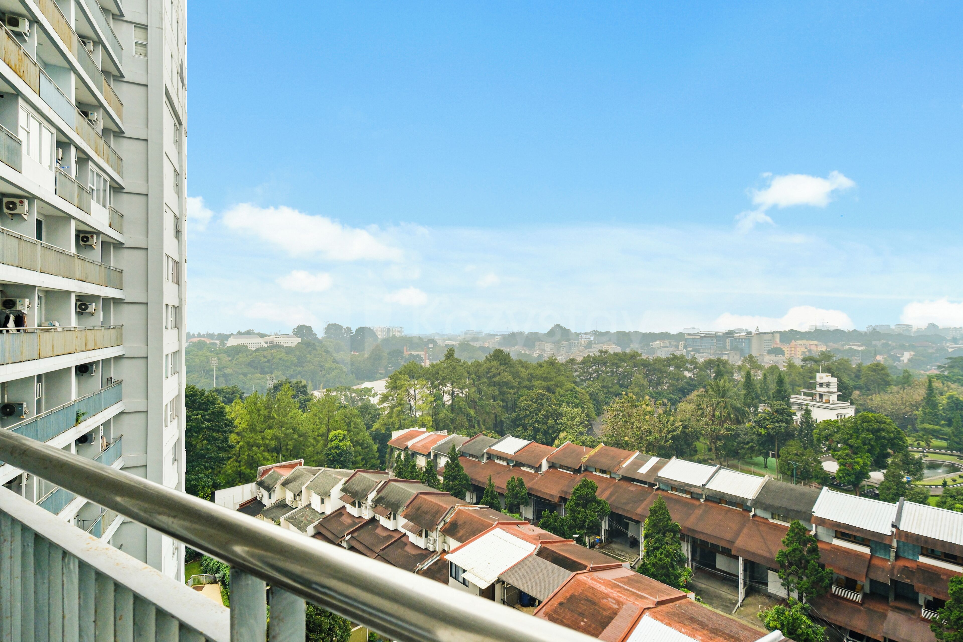 Um edifício alto com várias varandas e aparelhos de ar condicionado.