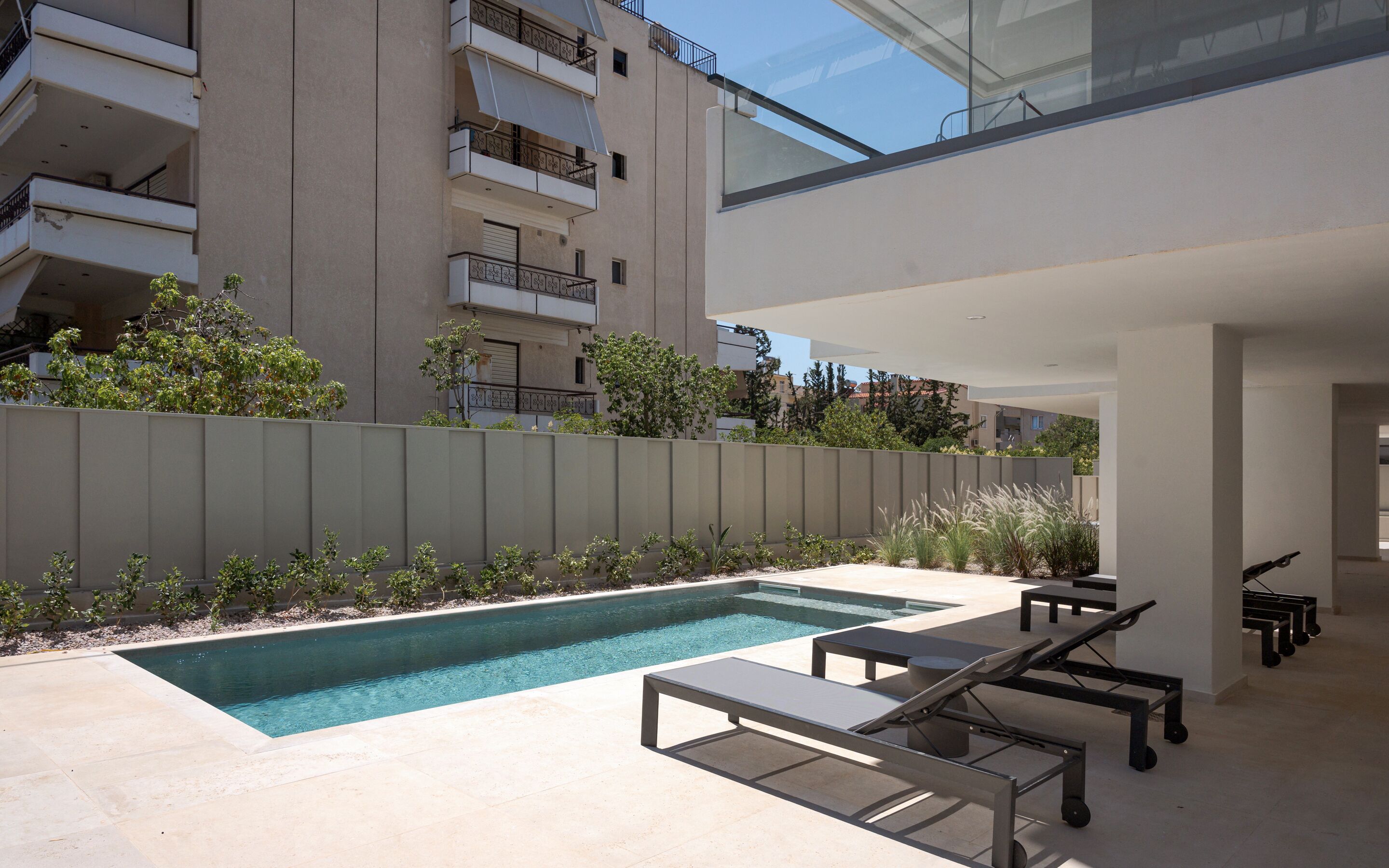 Piscina externa sazonal, guarda-sóis, espreguiçadeiras