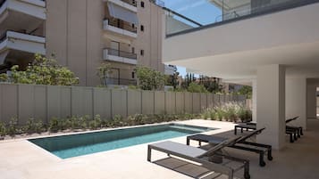 Piscina externa sazonal, guarda-sóis, espreguiçadeiras