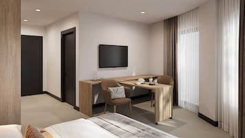 Quarto de hotel com cama, escrivaninha, cadeira, televisão e janela com cortinas.