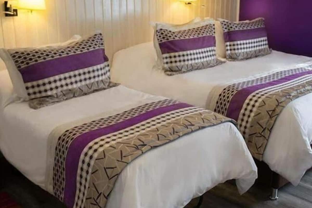 Quarto Triplo Standard | Cofre no quarto, secretária 
