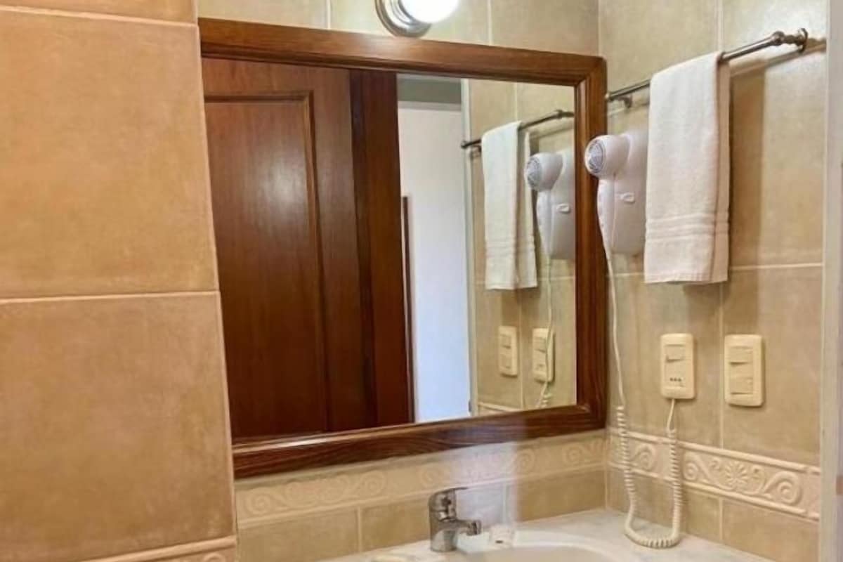 Quarto Duplo ou Twin Clássico, varanda, vista para o jardim | Casa de banho | Um polibã, artigos de higiene pessoal grátis, sabão, champô