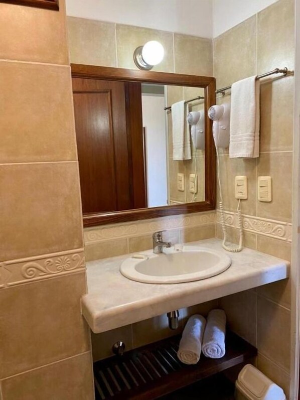Quarto casal ou duplo clássico, sacada, vista para o jardim | Banheiro | Chuveiro, produtos de toalete grátis, sabonete, shampoo