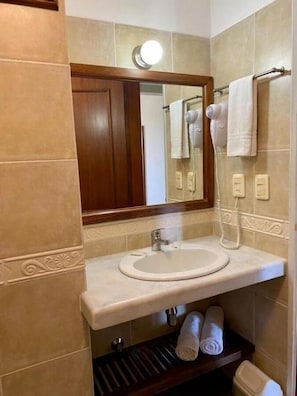 Quarto Duplo ou Twin Clássico, varanda, vista para o jardim | Casa de banho