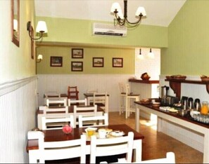 Café da manhã completo grátis todos os dias