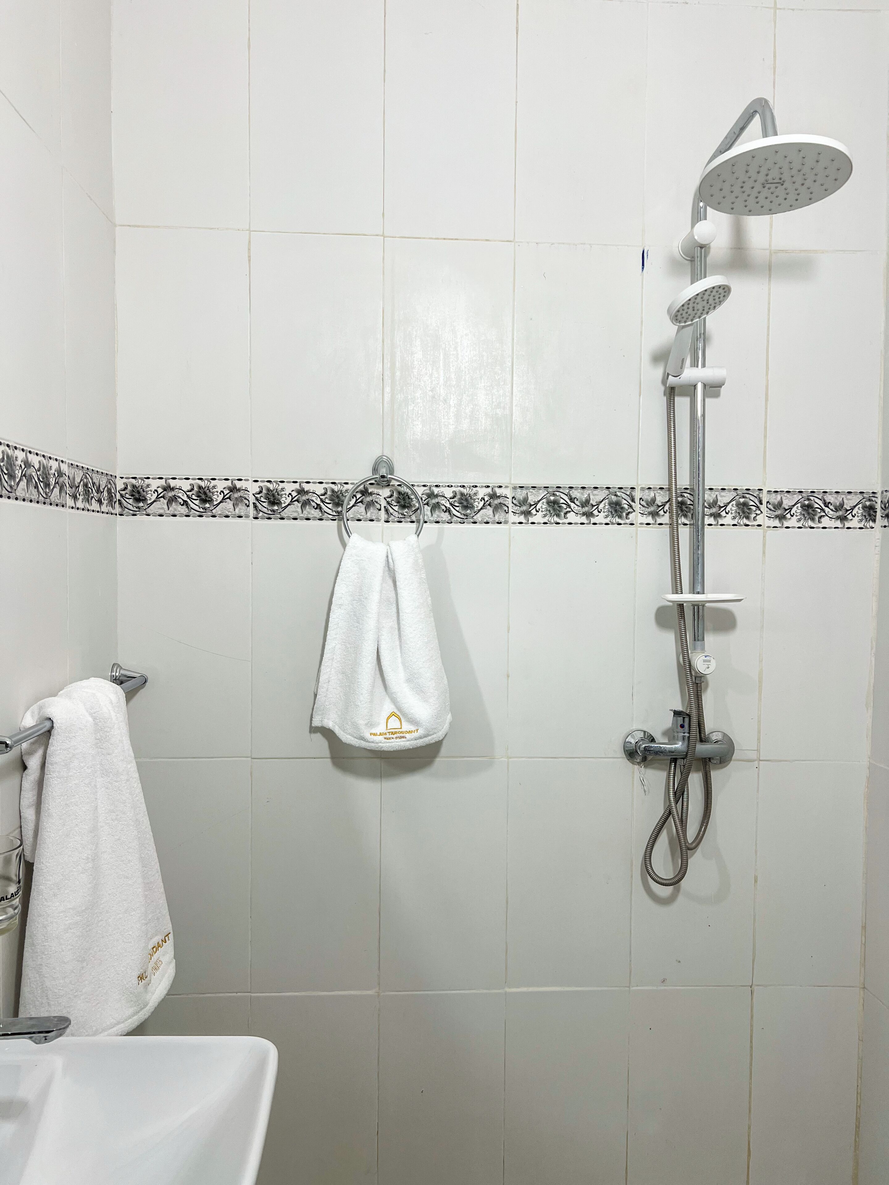 Quarto Duplo, não fumadores, Vista para a cidade | Casa de banho | Um secador de cabelo 