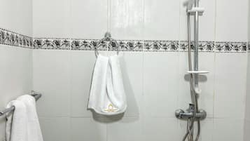 Quarto Duplo, não fumadores, Vista para a cidade | Casa de banho | Um secador de cabelo