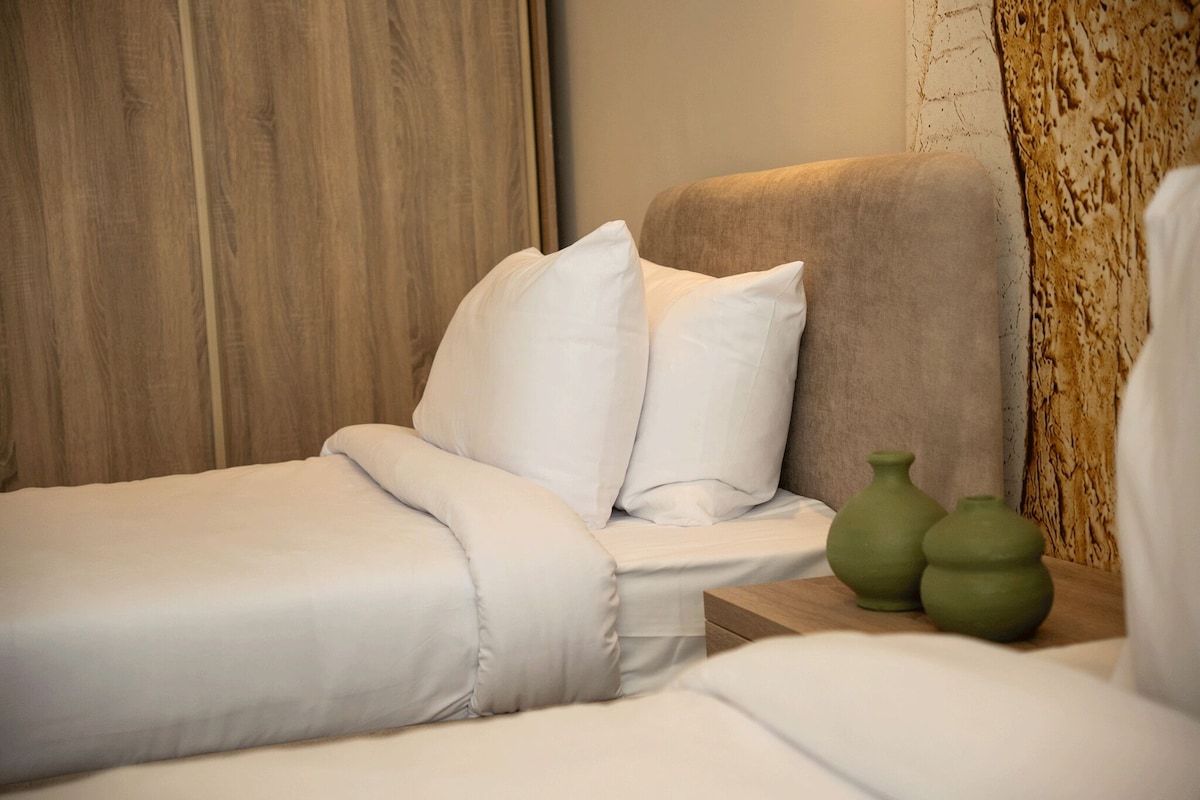 Quarto Duplo ou Twin Deluxe, varanda, vista para o mar | Minibar, secretária adequada para computadores portáteis