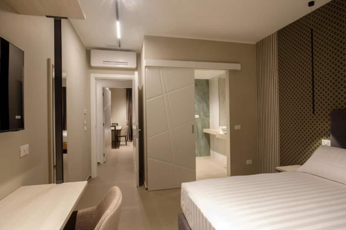 Cofres nos quartos, escrivaninha, cortinas blackout