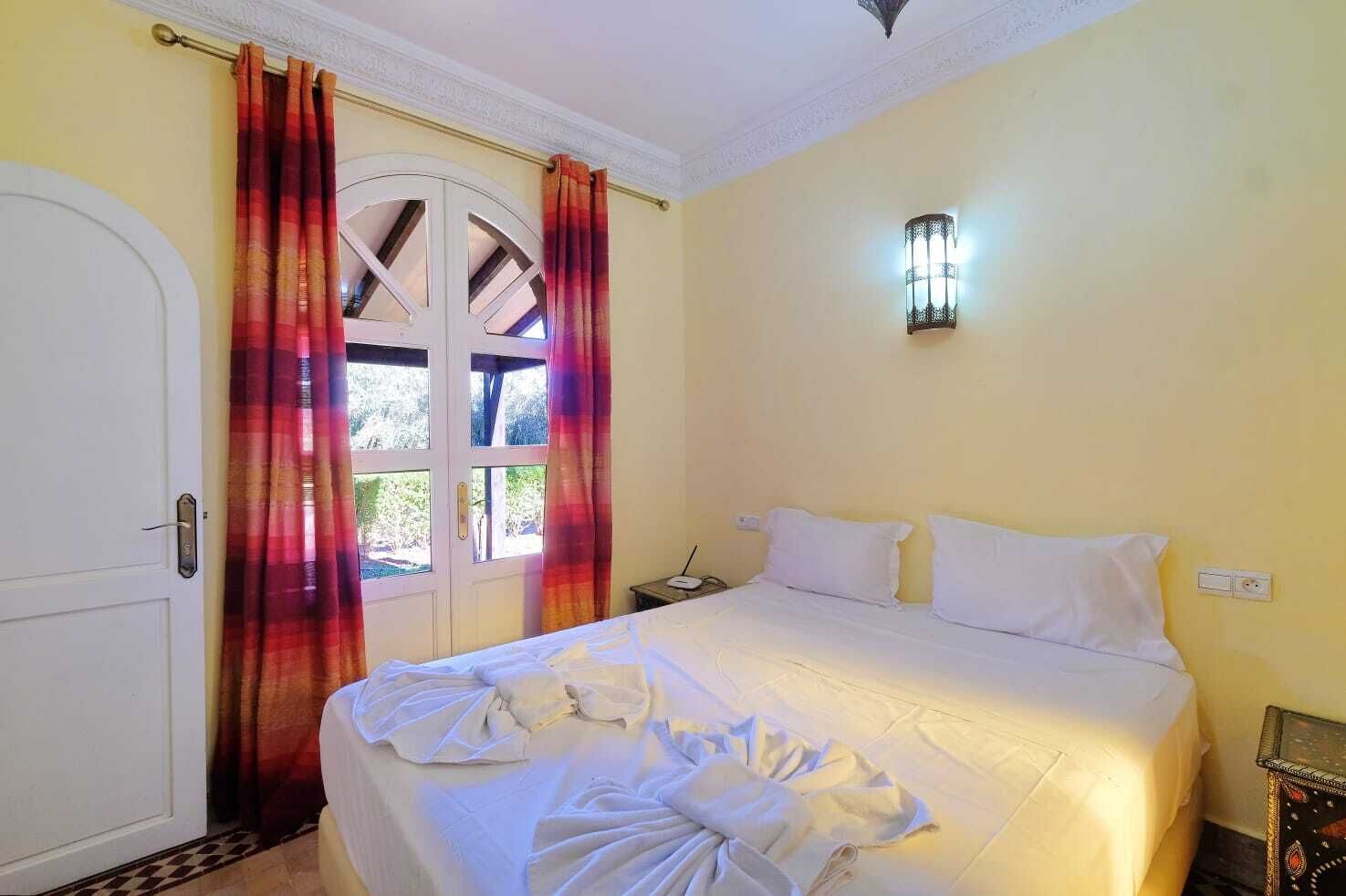 Apartamento superior, 2 quartos, varanda, vista para a piscina | Wi-Fi de cortesia, roupa de cama