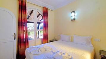 Apartamento superior, 2 quartos, varanda, vista para a piscina | Wi-Fi de cortesia, roupa de cama