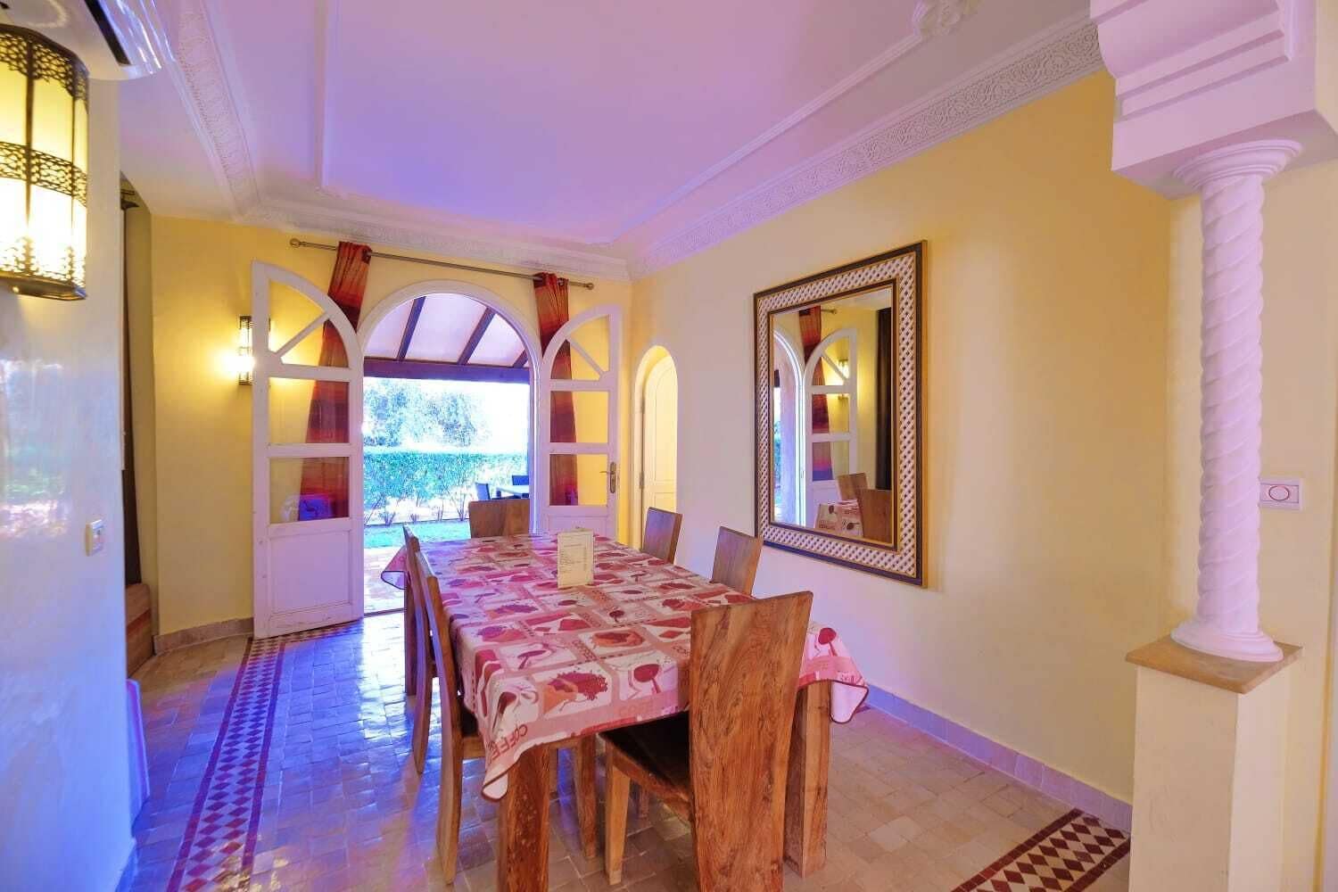 Apartamento superior, 2 quartos, varanda, vista para a piscina | Opções para refeição