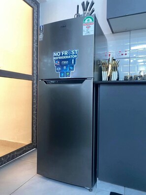 Um frigorífico, um micro-ondas, um forno, uma máquina de lavar louça 