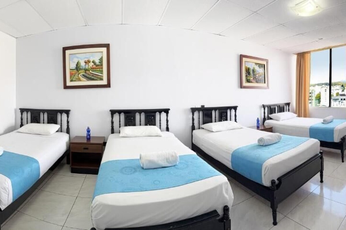 Quarto quádruplo conforto, vista para a cidade | Quartos à prova de som, Wi-Fi de cortesia, individualmente decorados