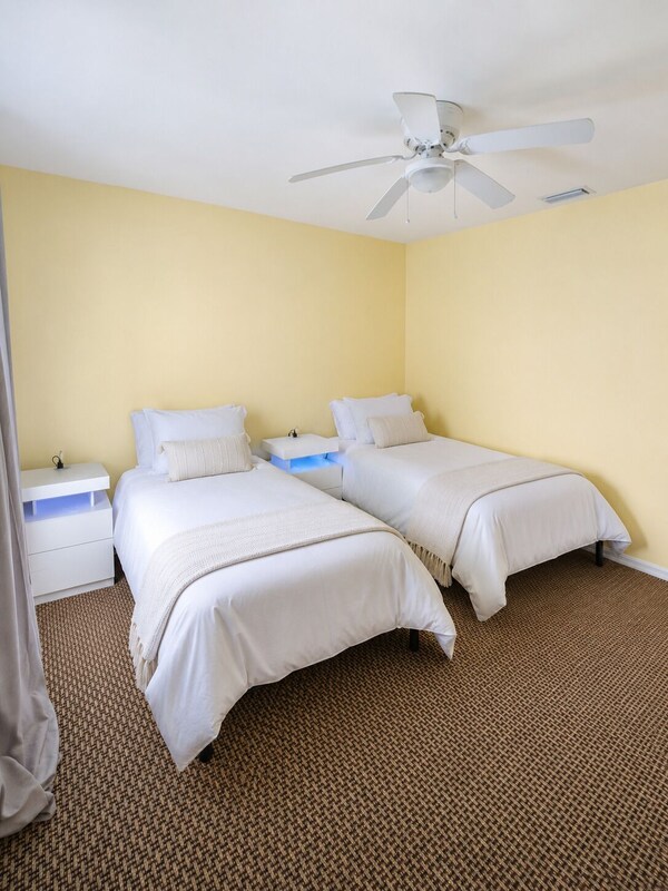 Cape Coral Retreat W Pool & Court - Sanibel Island, FL