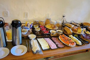Café da manhã com buffet grátis todos os dias