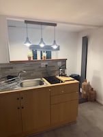 Um frigorífico, um micro-ondas, uma placa de cozinha 