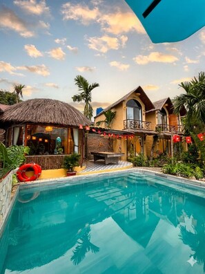 Bungalow Deluxe, pátio, vista para o jardim | Sala de estar