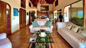 Villa, 4 quartos, piscina privativa | Sala de estar | Livros 