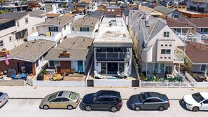 Um bairro residencial com várias casas, piscina e carros estacionados.