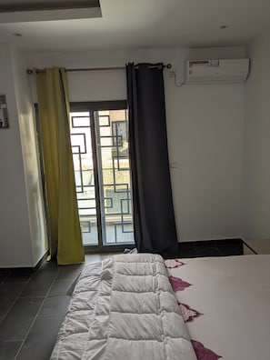 Quarto casal luxo, sacada | Cortinas blackout, Wi-Fi de cortesia