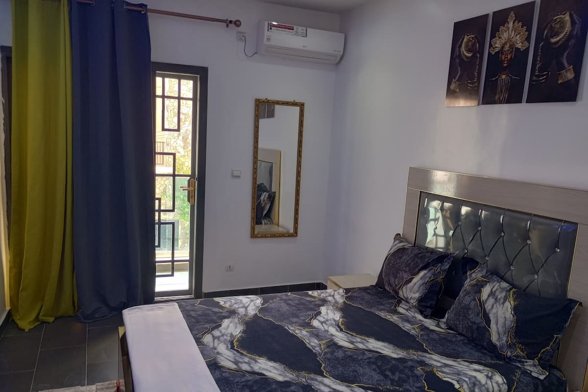 Quarto casal luxo, sacada | Cortinas blackout, Wi-Fi de cortesia