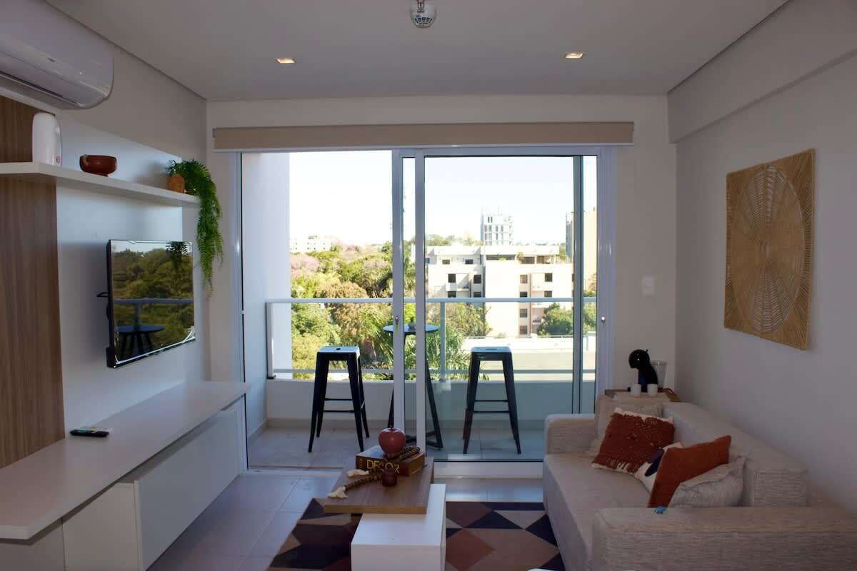 Apartamento, sacada, vista para a cidade | Área de estar