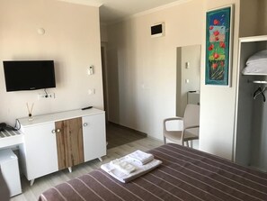 Escrivaninha, ferros/tábuas de passar roupa, Wi-Fi de cortesia