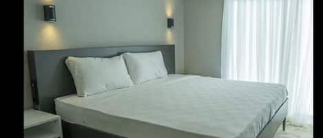 Quarto casal, sacada | Frigobar, Wi-Fi de cortesia, roupa de cama
