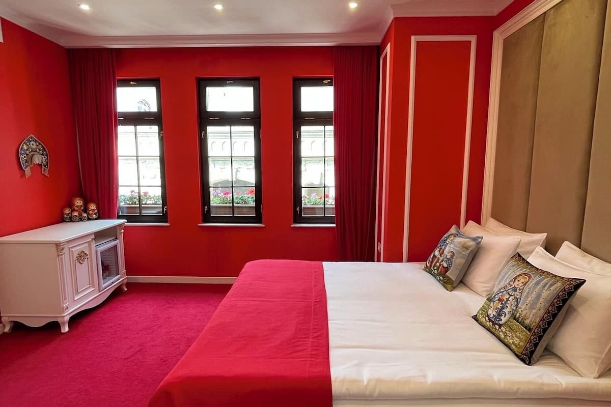 Quarto luxo, vista para a cidade | Cofres nos quartos, escrivaninha, espaço de trabalho para notebook