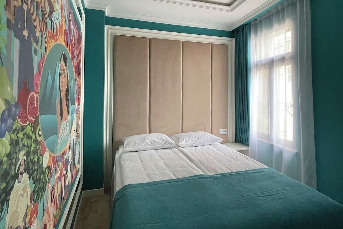 Quarto quádruplo família, vista para o pátio | Cofres nos quartos, escrivaninha, espaço de trabalho para notebook
