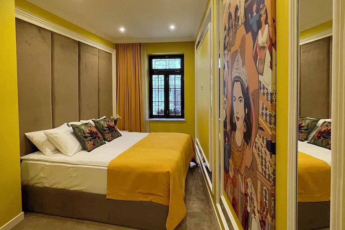 Quarto casal standard, vista para o pátio | Cofres nos quartos, escrivaninha, espaço de trabalho para notebook