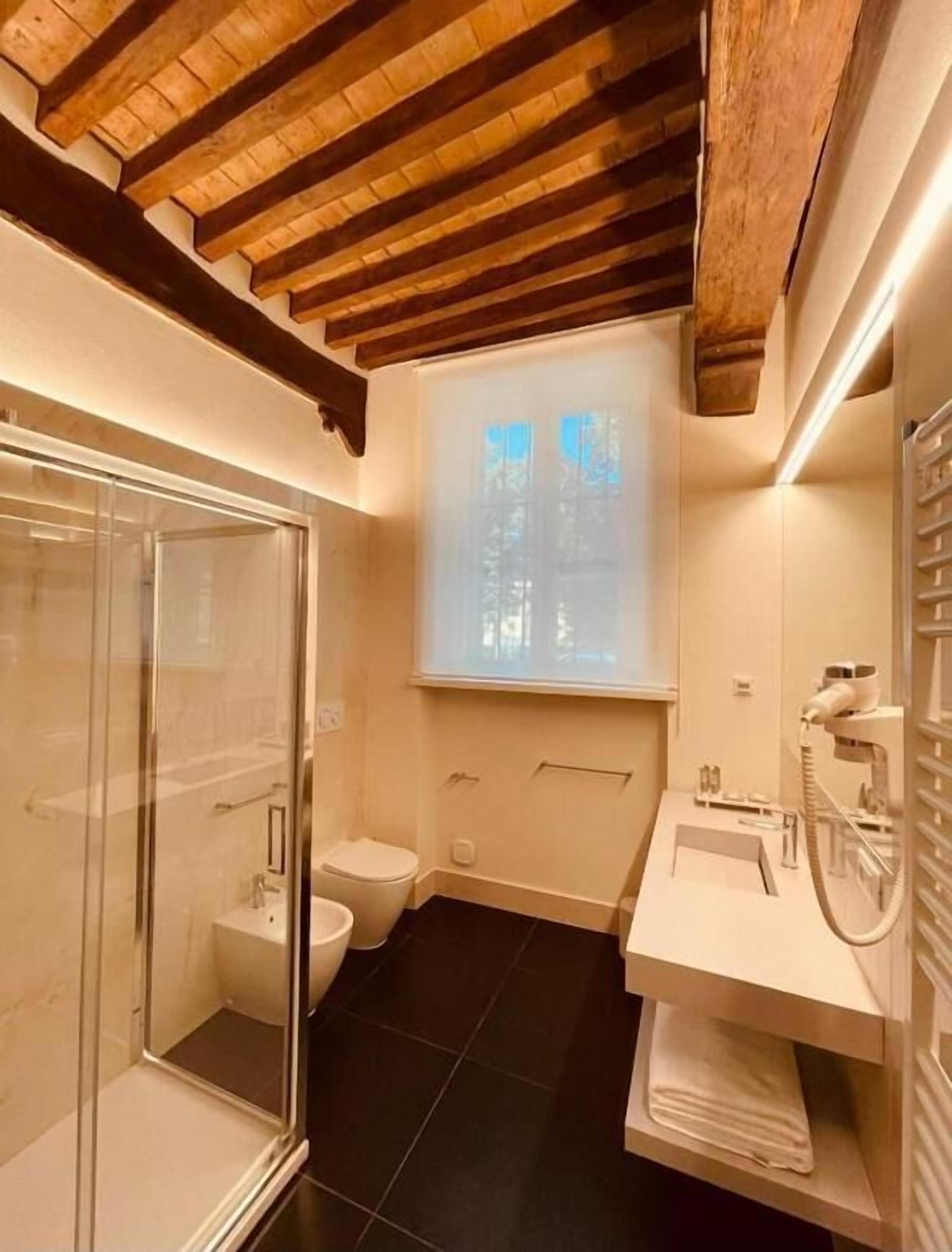 Chuveiro, secador de cabelo, toalhas de banho, sabonete
