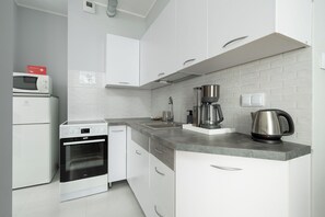 Apartamento, varanda | Kitchenette privada | Um frigorífico, uma placa de cozinha, utensílios de cozinha