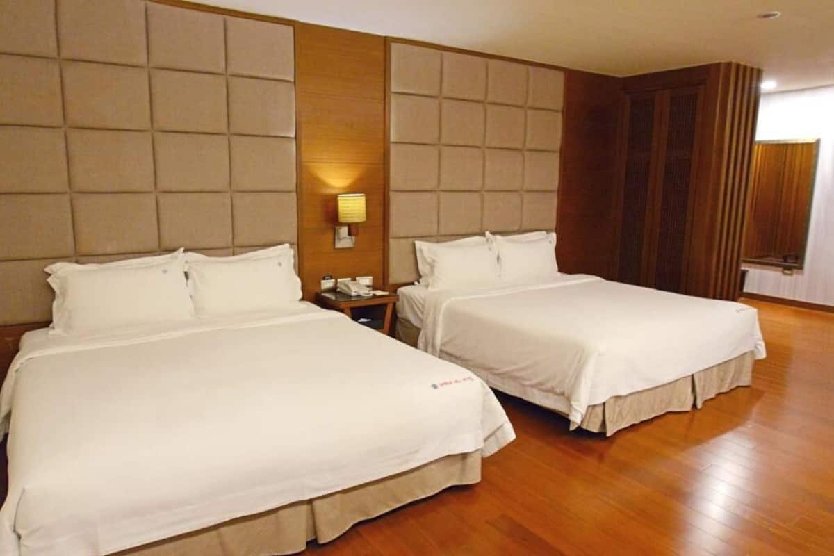 Quarto Quádruplo Deluxe, varanda, vista para o jardim | Cofre no quarto, cortinas/cortinados opacos, quartos insonorizados 