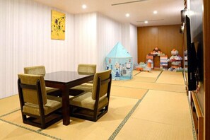 Quarto Quádruplo Deluxe, varanda, vista para o jardim | Área para crianças
