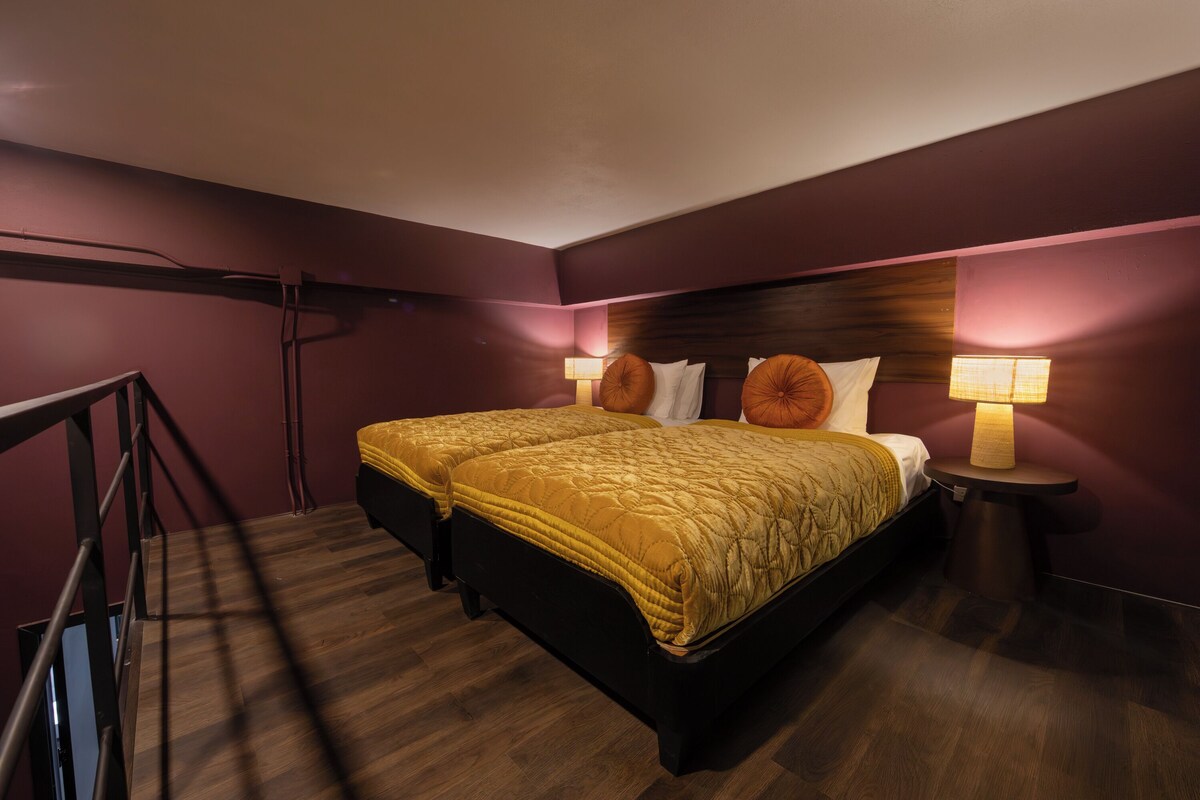 Cocoon loft Twin room | Escrivaninha, Wi-Fi de cortesia, roupa de cama