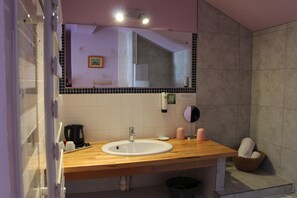 Quarto casal superior, vista para o jardim | Banheiro