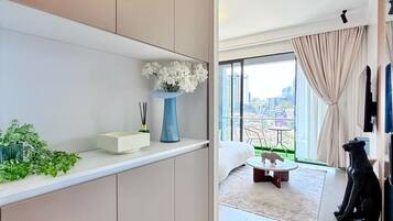Apartamento superluxo, vista para a cidade | Ferros/tábuas de passar roupa, Wi-Fi de cortesia