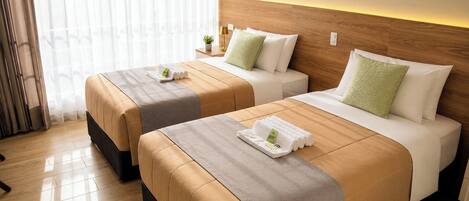 Quarto duplo superior, vista para a cidade | Roupas de cama premium, frigobar, escrivaninha