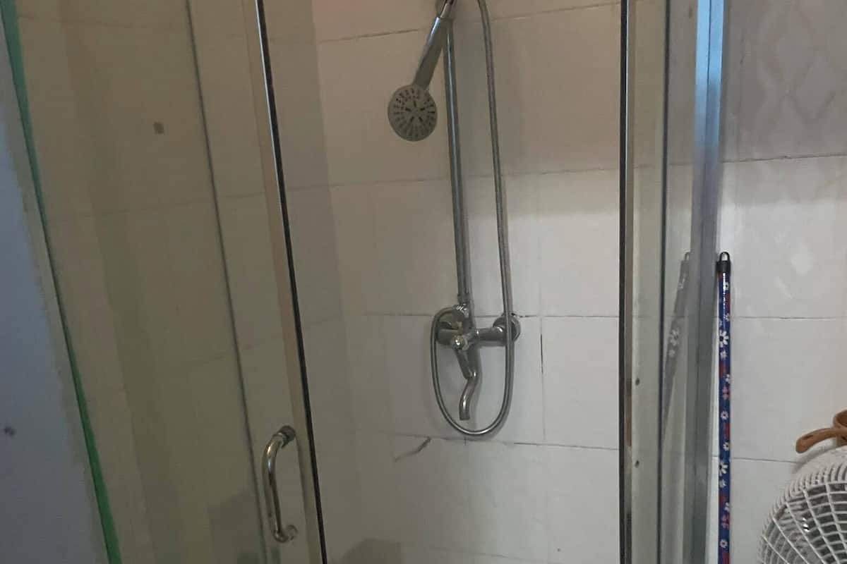 Quarto casal, vista para a cidade | Banheiro | Chinelos