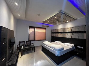 Quarto casal luxo, vista para a cidade | Escrivaninha, Wi-Fi de cortesia