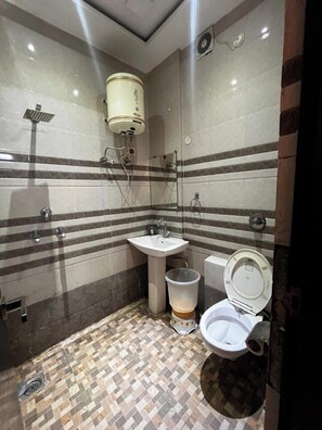 Quarto casal executivo, vista para a cidade | Banheiro | Chuveiro, produtos de toalete grátis, toalhas de banho