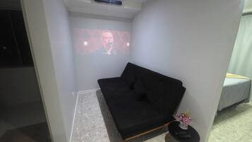 Suite-Estúdio Deluxe, vista para a montanha | Secretária, cortinas/cortinados opacos, ferro/tábua de engomar