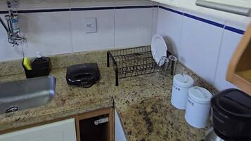 Quarto Clássico com Cama de Casal | Cozinha partilhada | Um frigorífico, um micro-ondas, uma torradeira, mesas de jantar