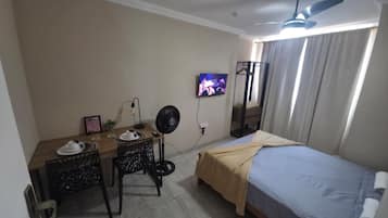 Quarto Clássico com Cama de Casal | Secretária, cortinas/cortinados opacos, ferro/tábua de engomar